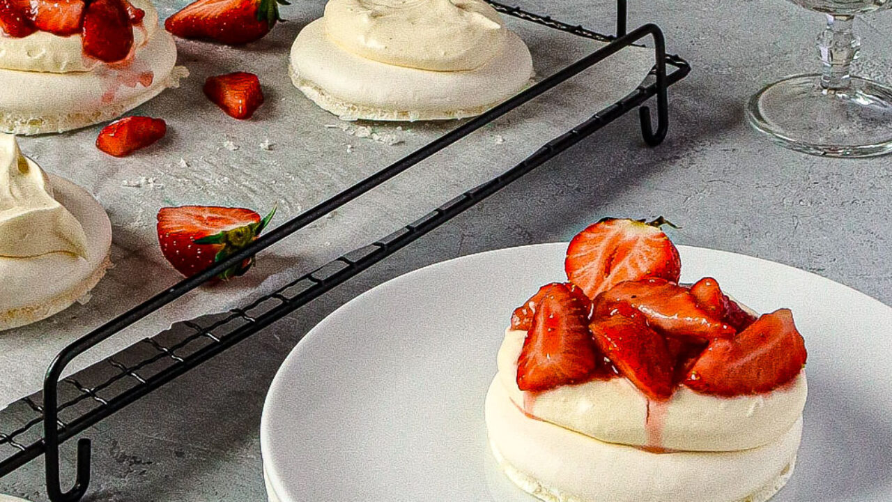 Mini Strawberry Pavlova Mini Pavlovas With Lemon Curd Home Grown
